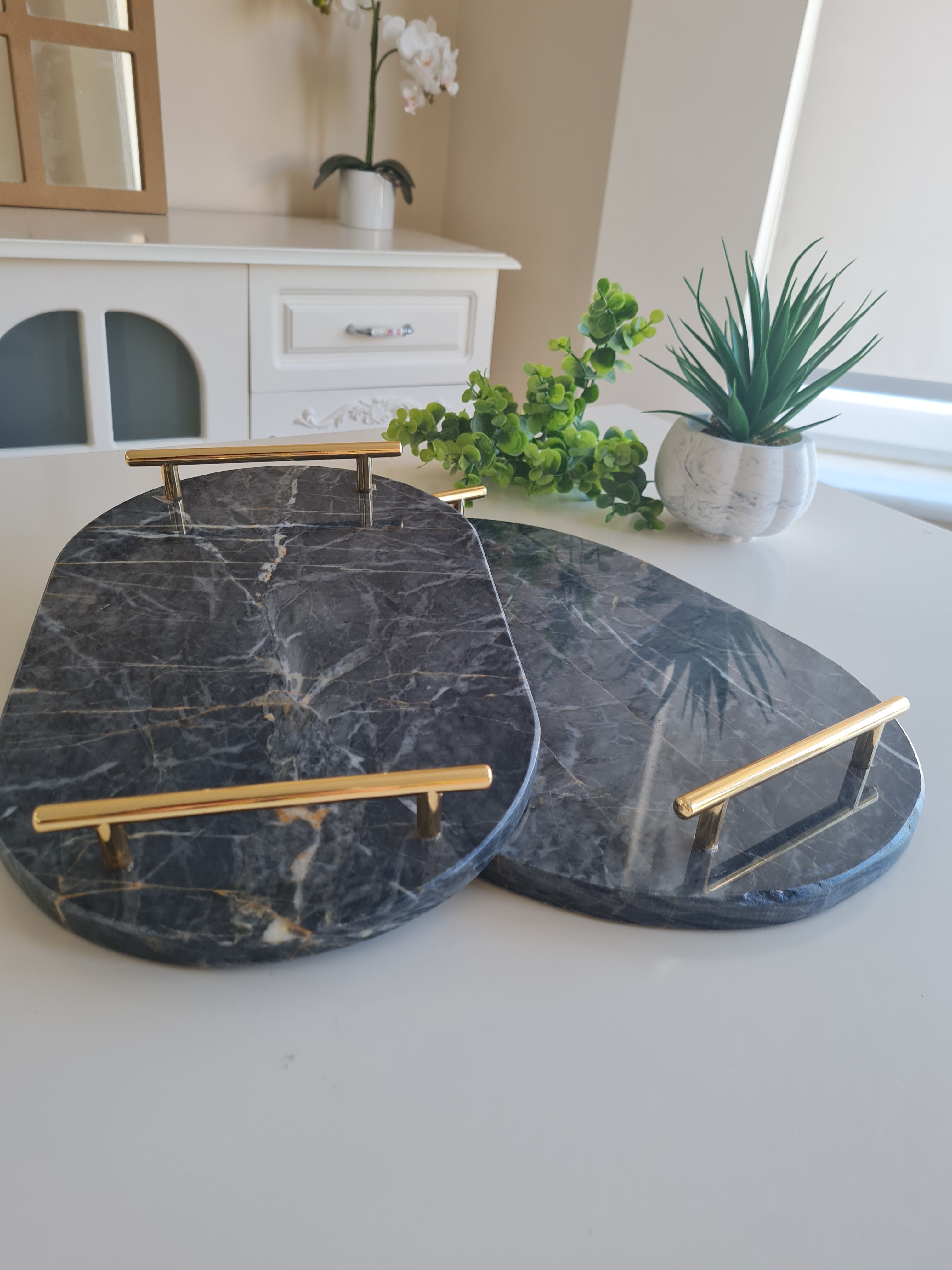 2er Set Marmor Tablett oval mit Metallgriffen – Mr.Marble 2er Set Marmor Tablett oval mit Metallgriffen – Mr.Marble